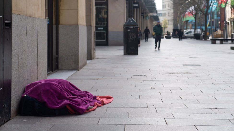 'Penderfynol' na fydd y digartref yn ôl ar y stryd - BBC Cymru Fyw