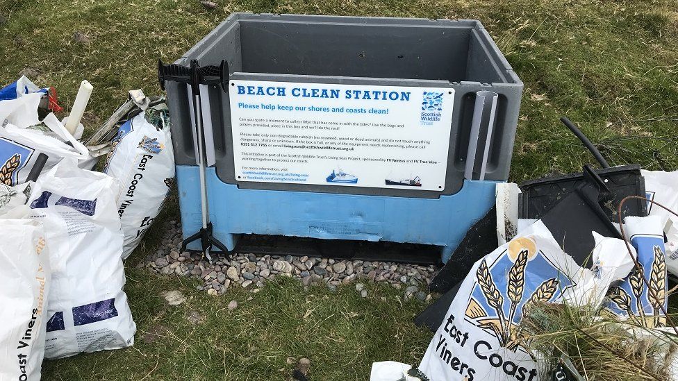 Community beach clean stations to tackle pollution - BBC News
