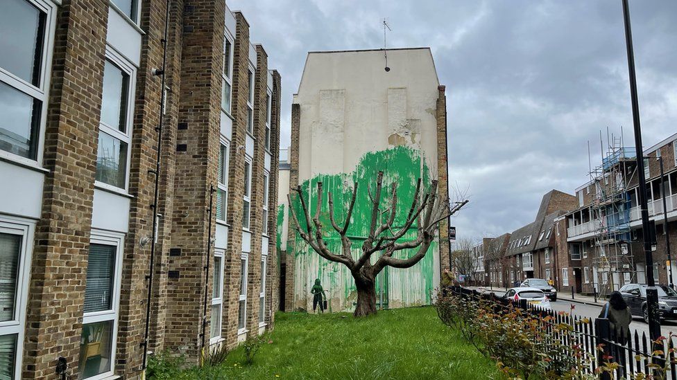 Is this 'tree' a new Banksy mural? - BBC Newsround