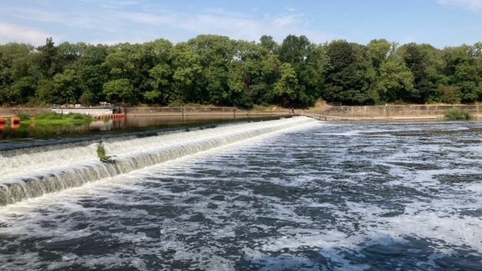 River Trent: Body found in search for missing man in weir - BBC News