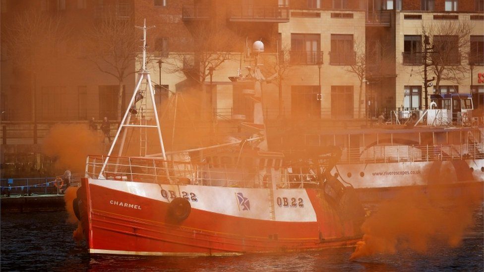 Fishermen protest over lack of control of UK waters post-Brexit - BBC News