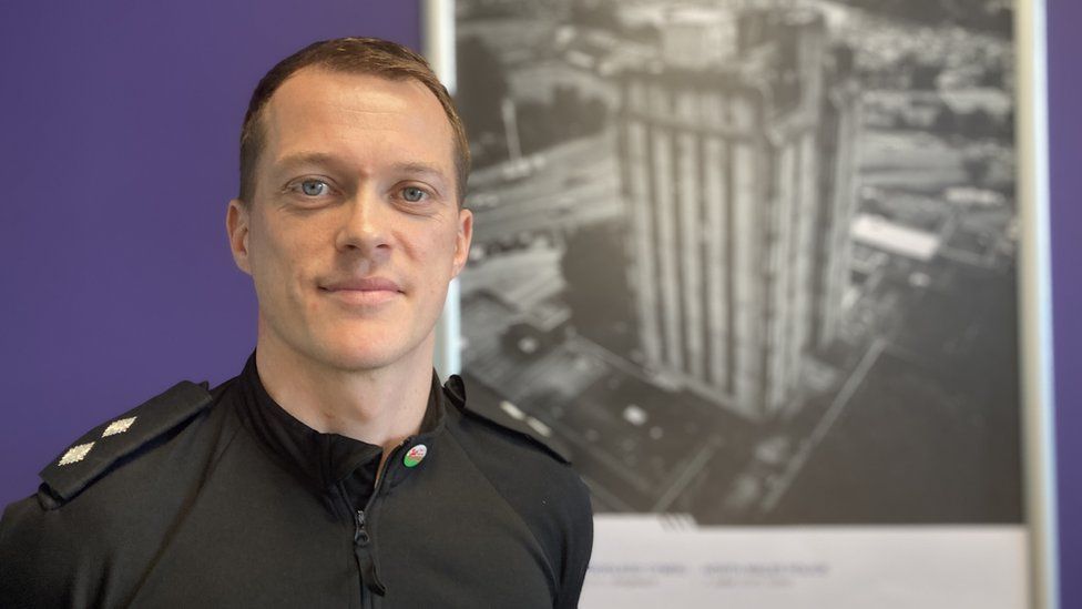 Wrecsam: Arestio 20 a chanfod arfau mewn cyrchoedd cyffuriau - BBC ...