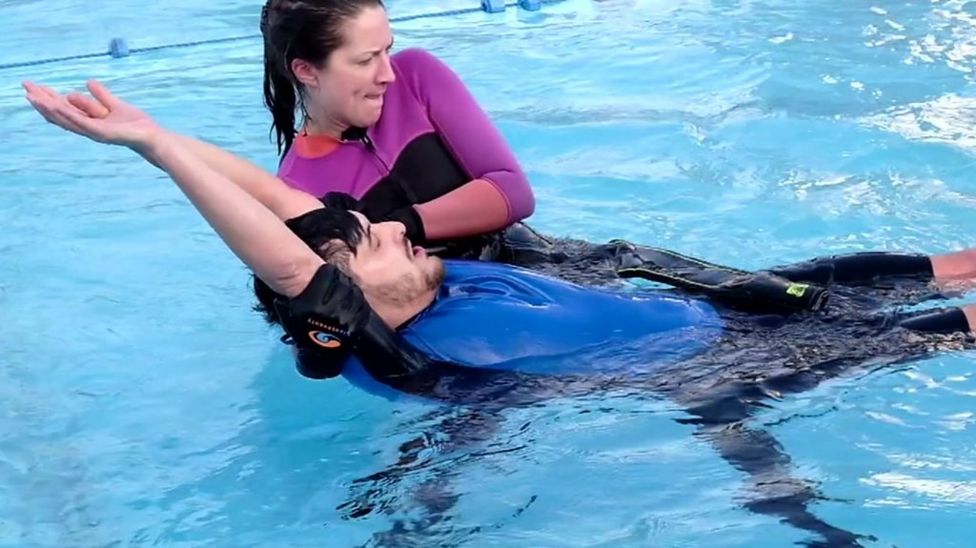 New Year's Day: Thousands take to seas for swims - BBC News