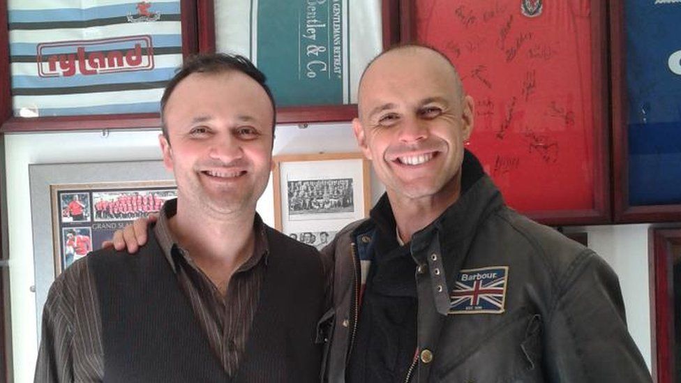 Torri gair wrth dorri gwallt... - BBC Cymru Fyw