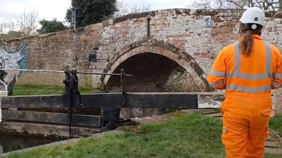Drones inspect bridges in Worcestershire County Council trial - BBC News