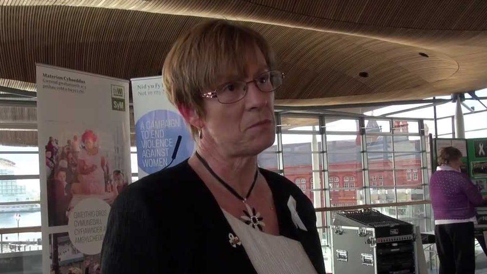 Angen eglurhad pam nad oedd fideo yn 'rhywiaethol' - BBC Cymru Fyw