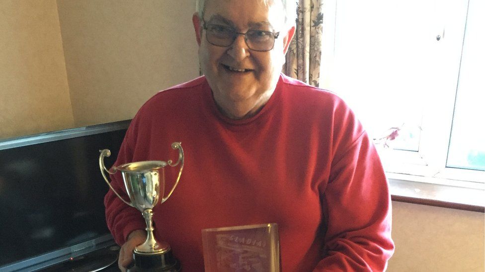 Drag racing legend 'Mr Six' to enter US Hall of Fame - BBC News