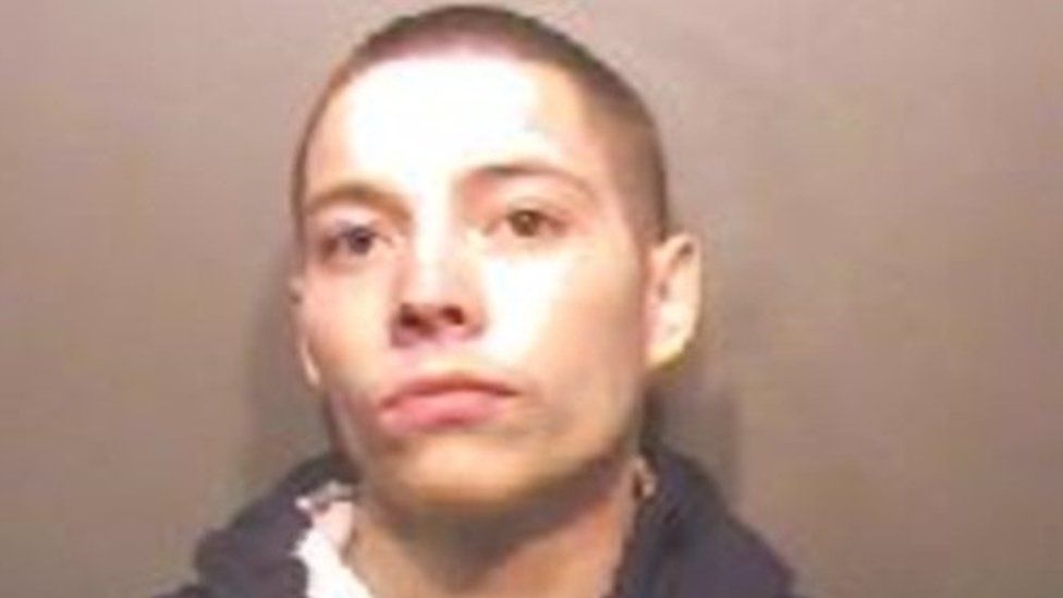 Life for Luton man who shot man in 'drugs dispute' - BBC News