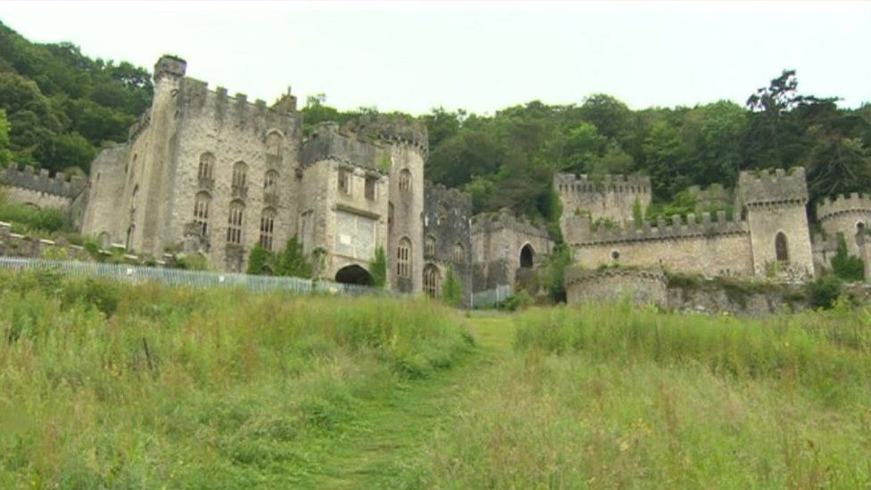 Ymddiriedolaeth yn sicrhau dyfodol Castell Gwrych - BBC Cymru Fyw