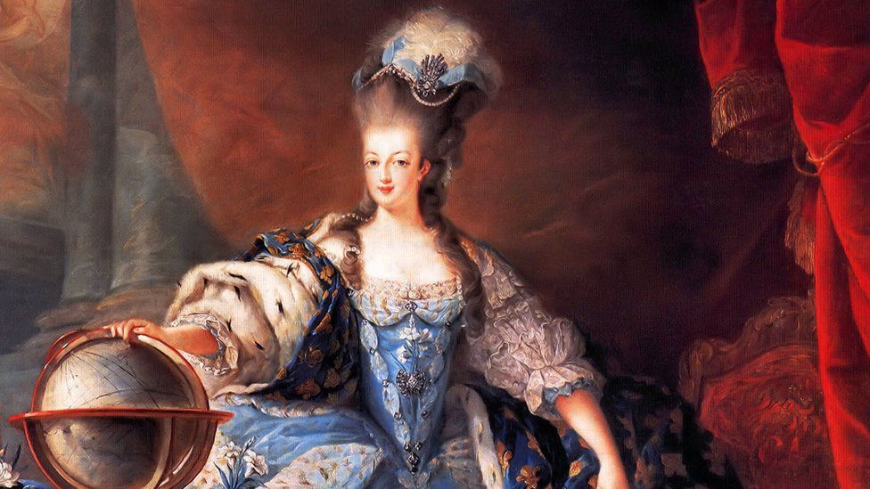 Marie Antoinette's mirror 'hung in loo since 1975' - BBC News