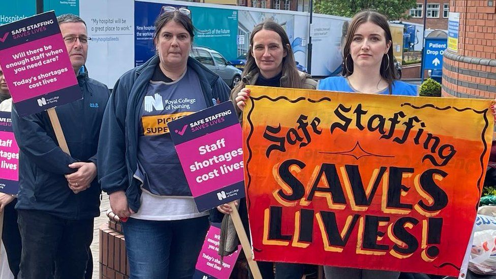 Yorkshire nurses and ambulance staff return to picket line - BBC News