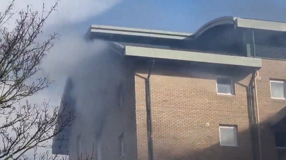 Crawley: Crews tackle hotel fire near Gatwick Airport - BBC News
