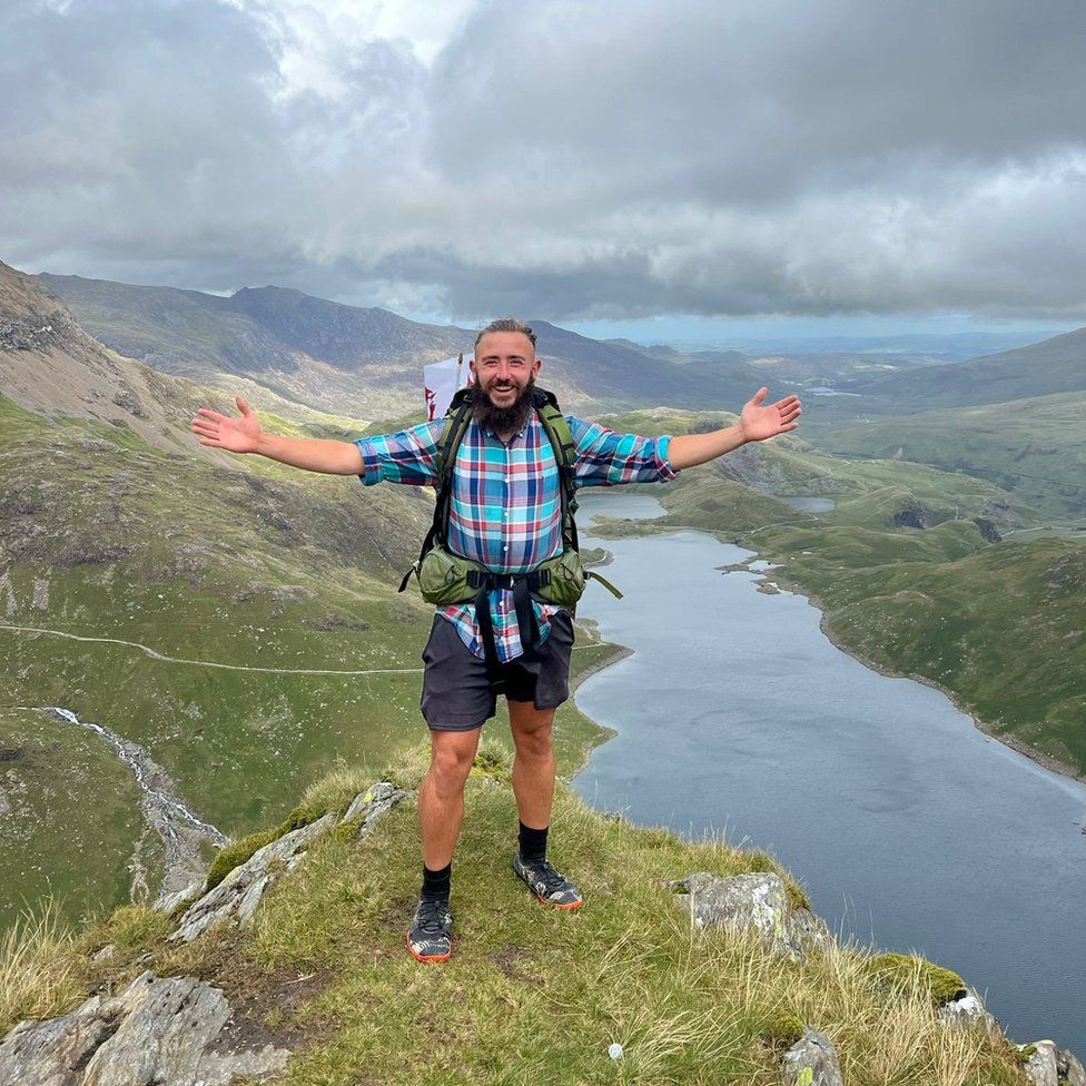 Dumfries army veteran Dan McNeil walks the UK coastline - BBC News