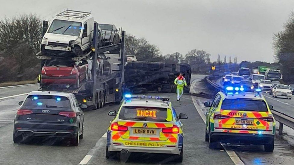 Storm Eunice: M56 shut as lorry overturns in high winds - BBC News