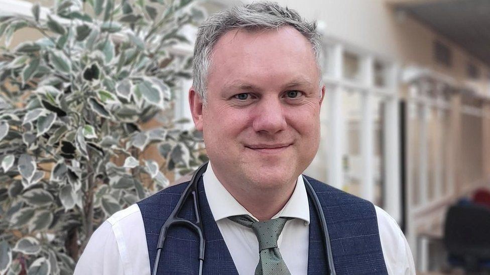 Hospital consultant describes 'unprecedented' pressure on A&E - BBC News