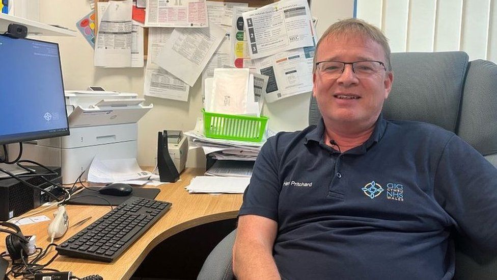 Ysgol feddygol Bangor yn 'gwneud gwahaniaeth yn barod' - BBC Cymru Fyw