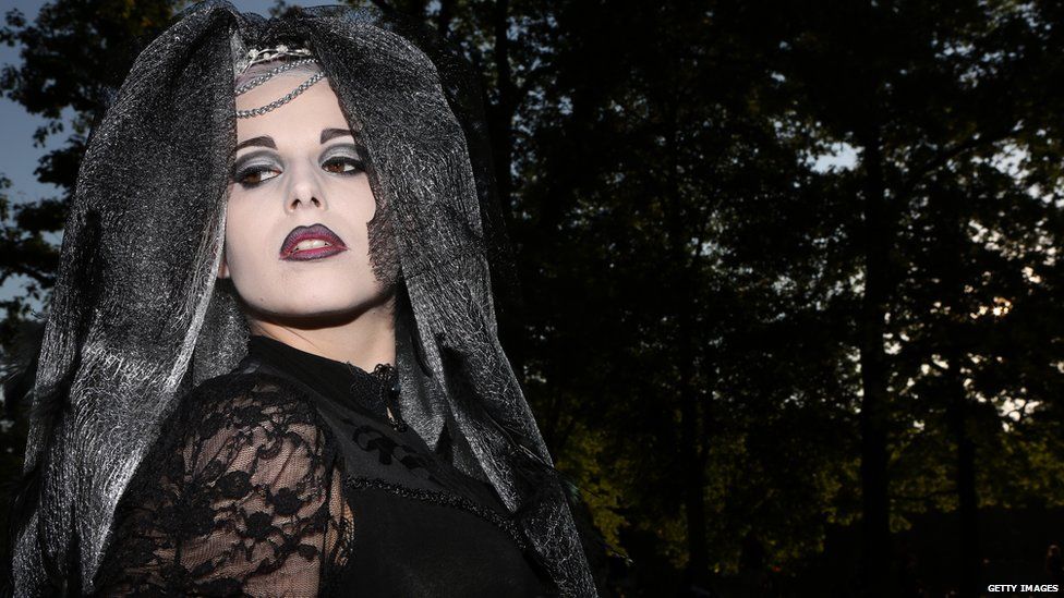 Belfast City Hall opens its doors after 'goth invasion' - BBC News