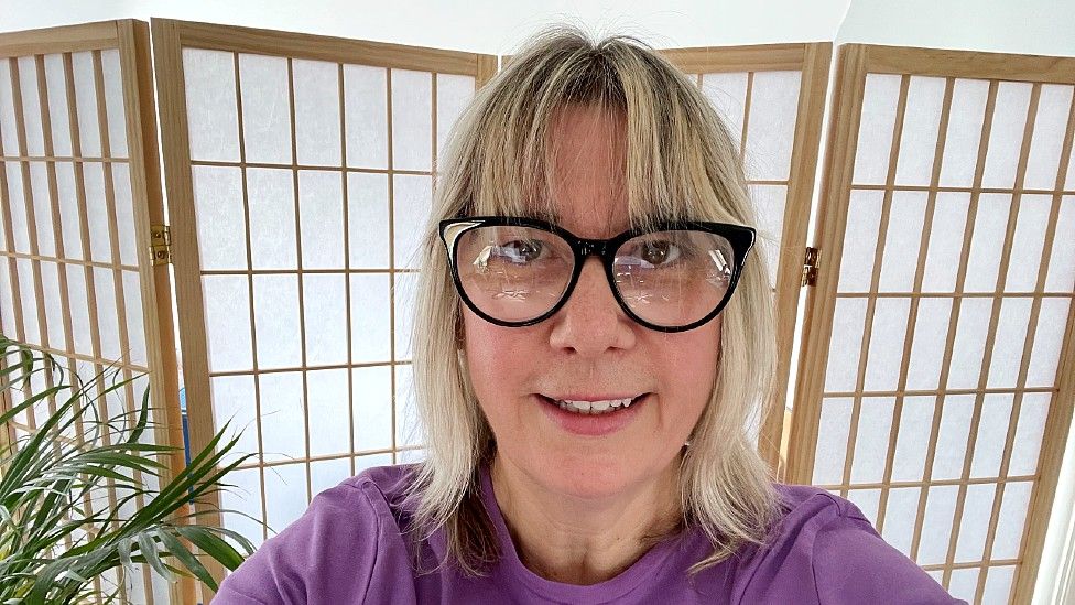 ADHD in women: 'It's like someone tuned in the radio' - BBC News