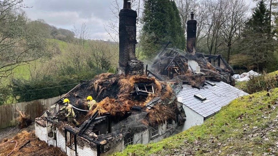 Thatched cottage in Langrish near Petersfield gutted in fire - BBC News