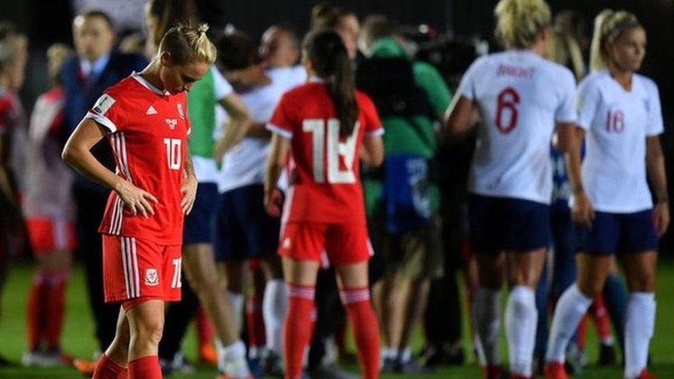 Fans congratulate Wales women football team despite loss - BBC News