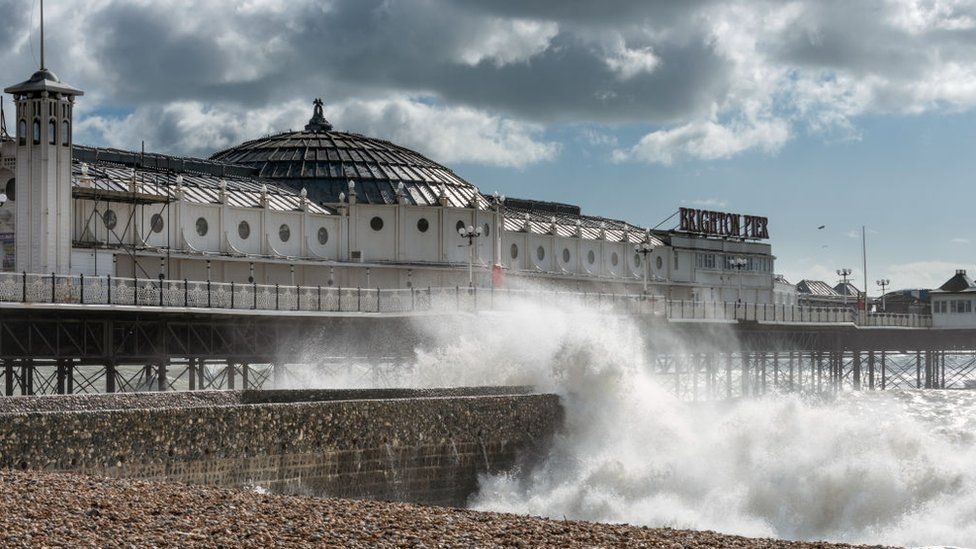 UK weather: Wind and snow across the country - BBC Newsround