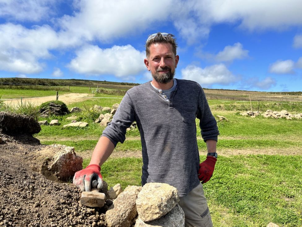 Bringing back endangered craft of Cornish hedging - BBC News