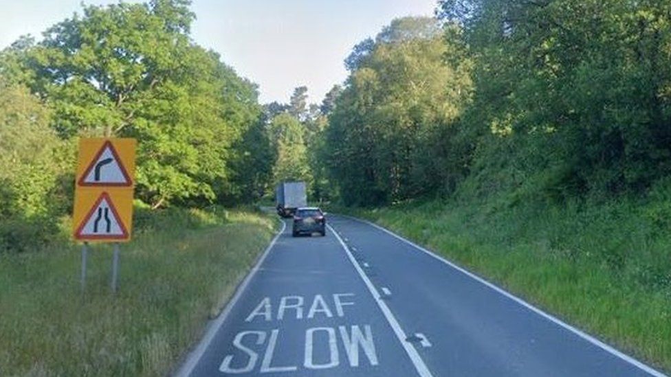 Heddlu'n apelio am wybodaeth wedi gwrthdrawiad A470 - BBC Cymru Fyw