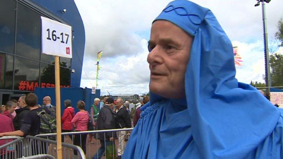Eisteddfod: Rugby star Jamie Roberts joins Gorsedd - BBC News