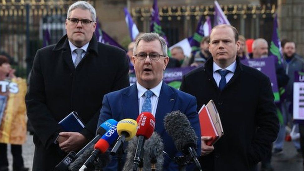 Stormont: DUP officers meet to consider Stormont deal - BBC News