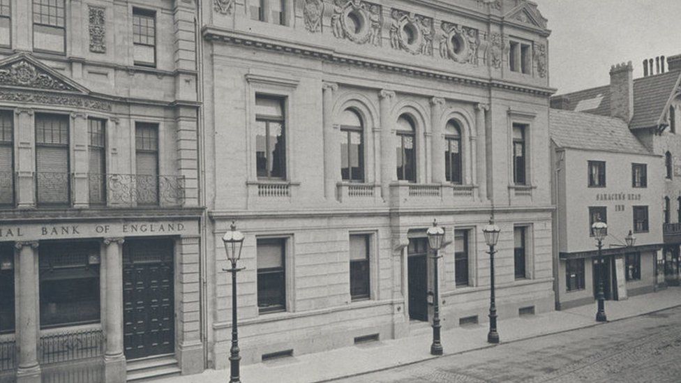 Gloucester Guildhall awarded £230,702 for revamp - BBC News