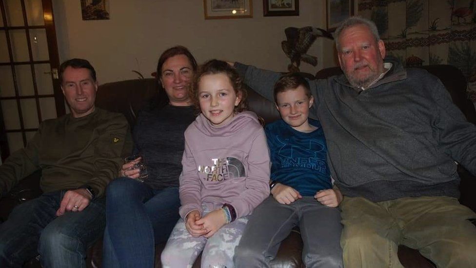 Tri Llun John Alwyn Griffiths - BBC Cymru Fyw