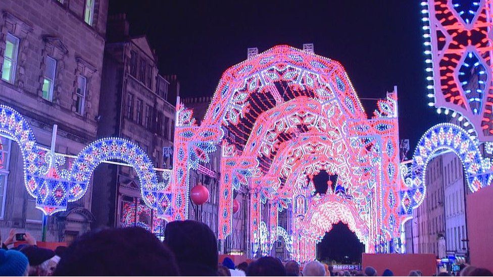 Edinburgh's Christmas expands across city - BBC News