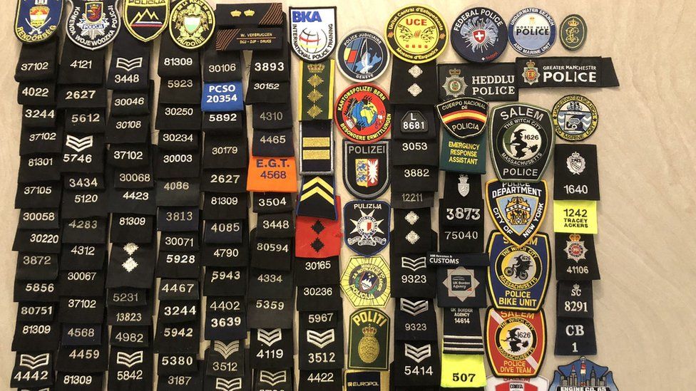 PC Andrew Harper: Mural to officers made from 20,000 epaulettes - BBC News