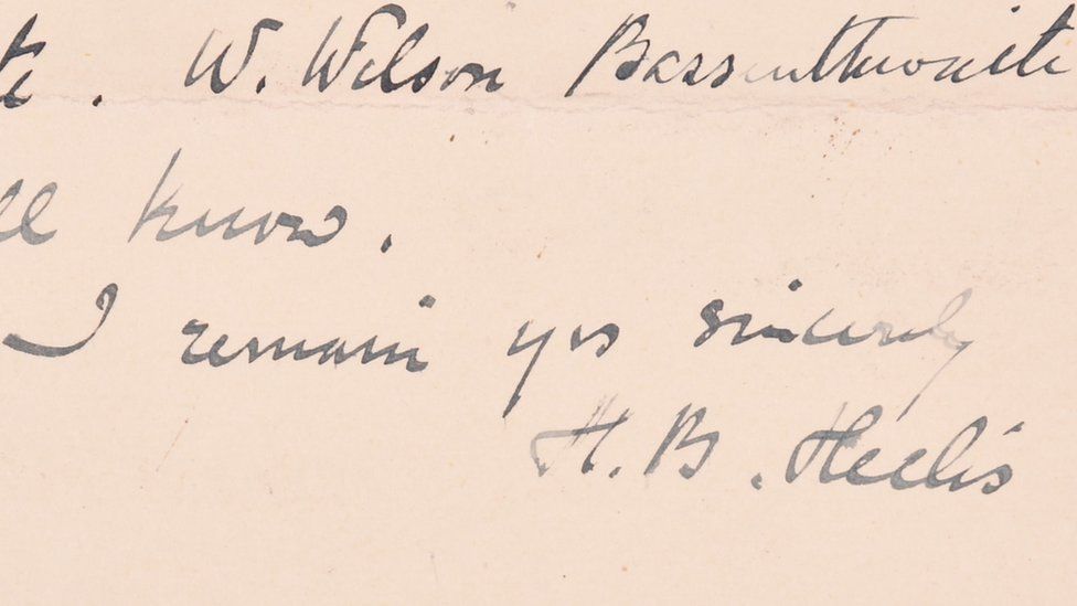 Beatrix Potter 'rare' letters sell for £10,000 - BBC News