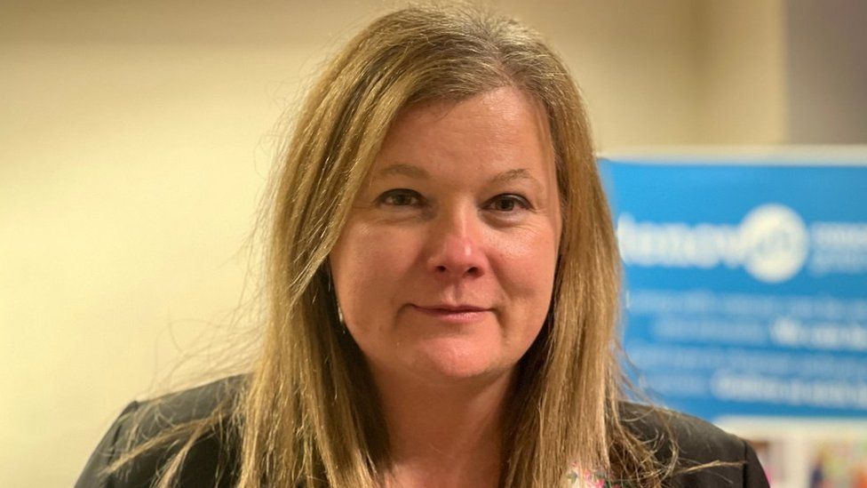 'Rhaid stopio beio'r pandemig am wasanaethau canser' - BBC Cymru Fyw