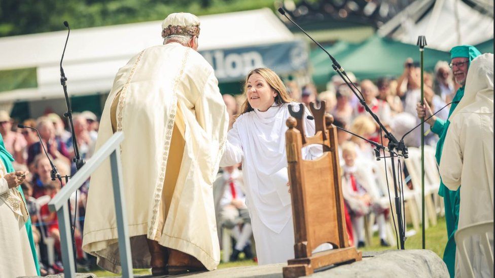 Urddo Cadno, Siryf a Chyfryngfab i Orsedd y Beirdd - BBC Cymru Fyw