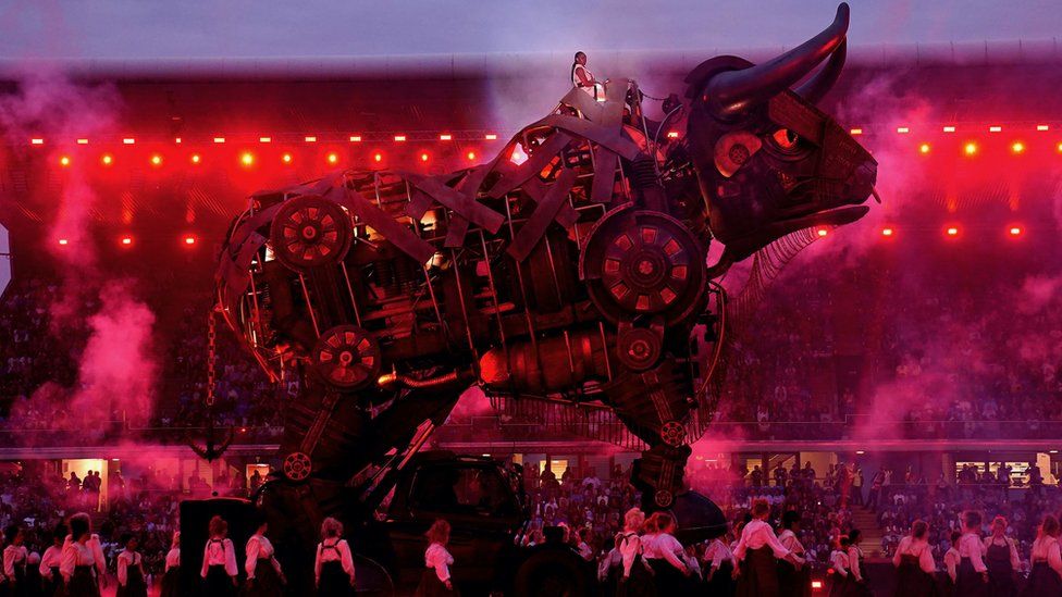 Commonwealth Games: Birmingham bull a tourist attraction - BBC News