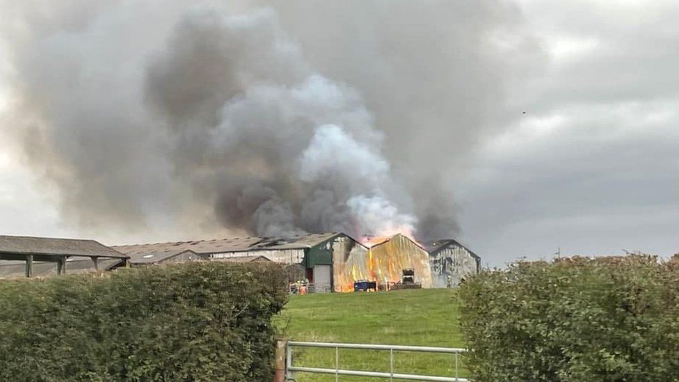 Teenagers arrested over large barn fire near Eynsham - BBC News