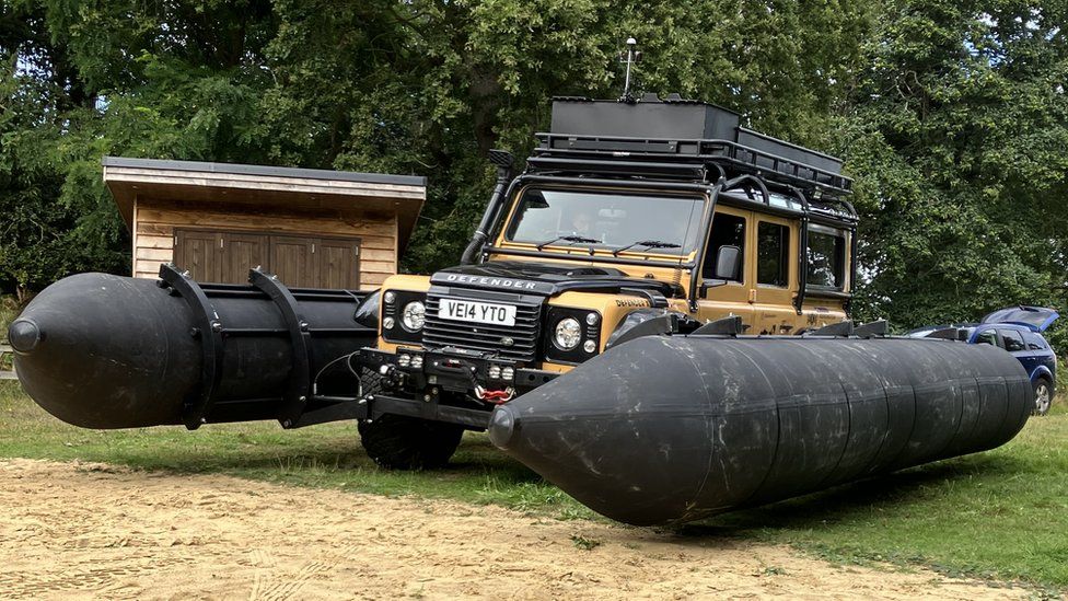Suffolk lake hosts amphibious Land Rover ahead of 'epic drive' - BBC News