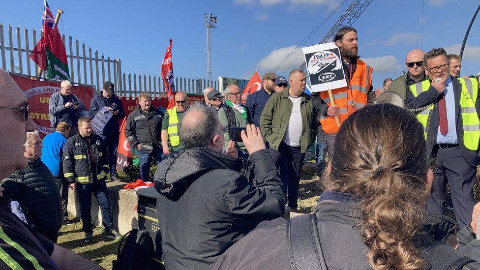 P&O Ferries protest draws hundreds in Hull - BBC News