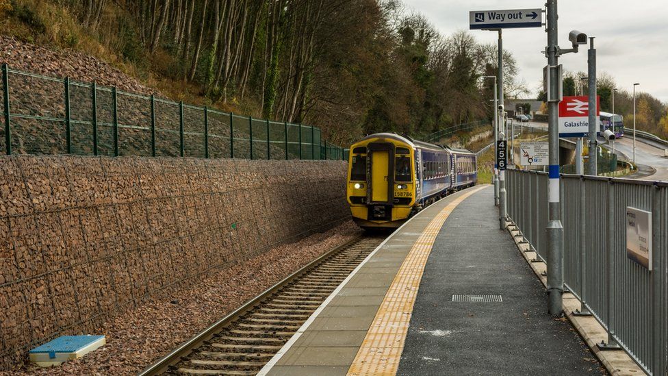 Thrown stone damages train windscreen at Galashiels - BBC News