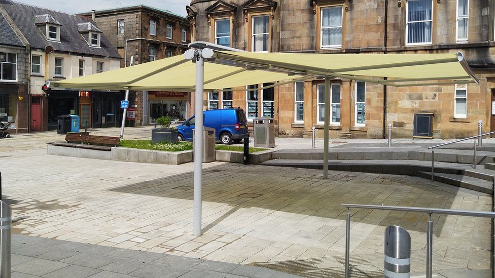 Fort William installs canopy for events in wet weather - BBC News