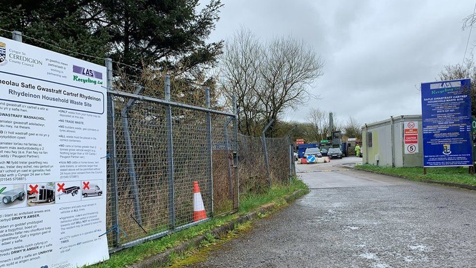 'Mwy o dipio anghyfreithlon' os yn cau canolfan ailgylchu - BBC Cymru Fyw