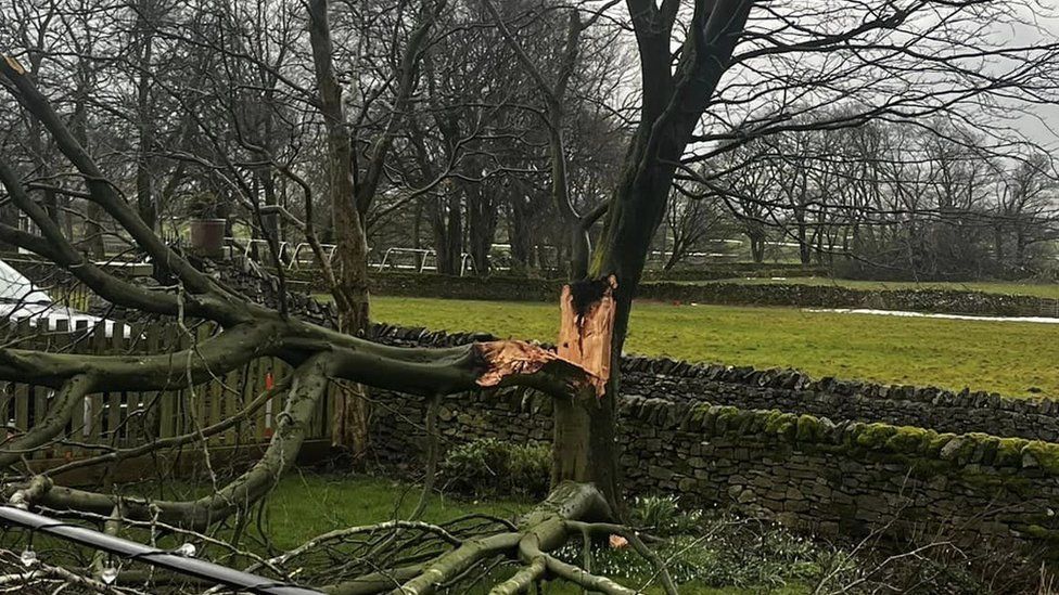 Peak District village battered by possible tornado - BBC News