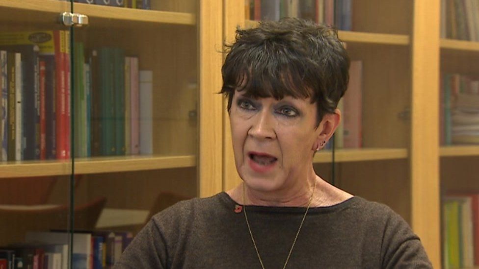 Etholiad 2016: Darpariaeth 'anfoddhaol' o'r Gymraeg - BBC Cymru Fyw