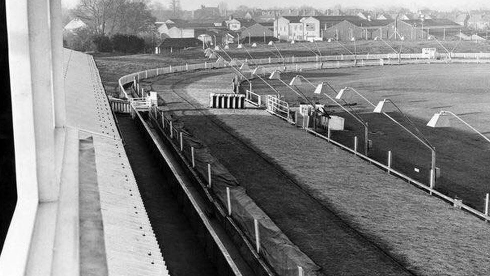 Swindon's speedway and greyhound stadium near approval - BBC News