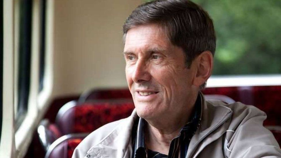 Harri Parri: 'Y dirywiad mwyaf mewn crefydd' - BBC Cymru Fyw