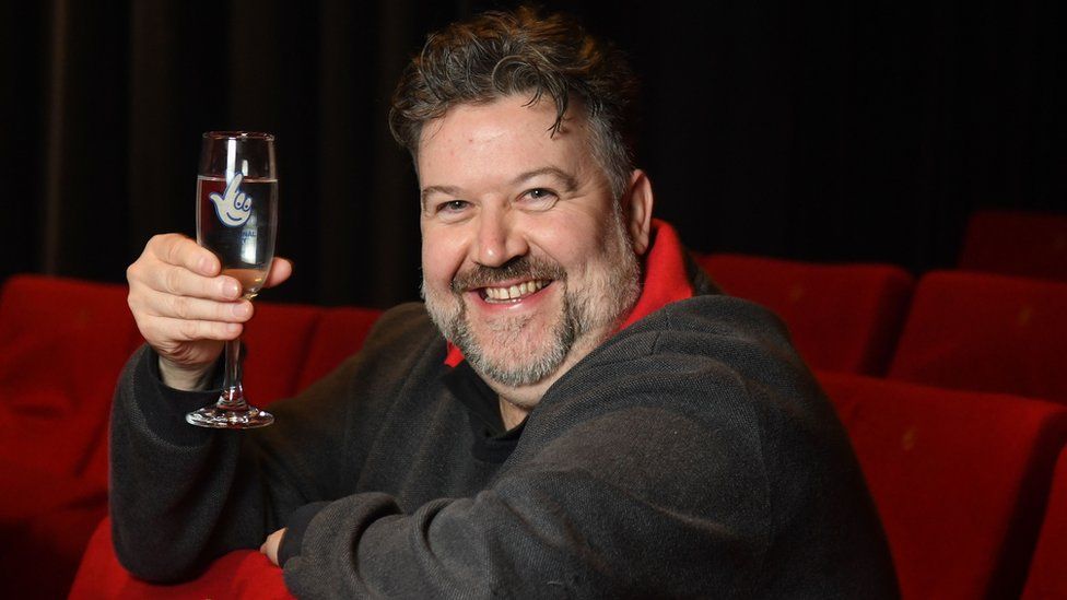 Actor o Gymru'n ennill £55,000 ar y loteri 'heb sylwi' - BBC Cymru Fyw