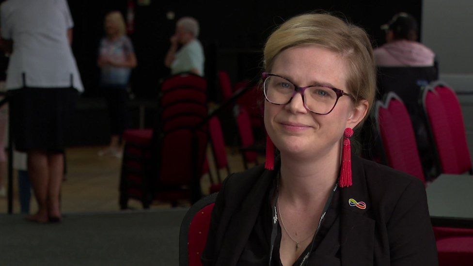 'Dim ffydd gan bobl Cymru yn y gwasanaeth iechyd' - BBC Cymru Fyw