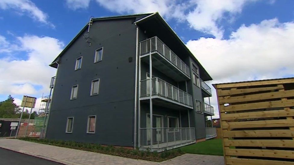First virtually plastic free homes built in Redditch - BBC News